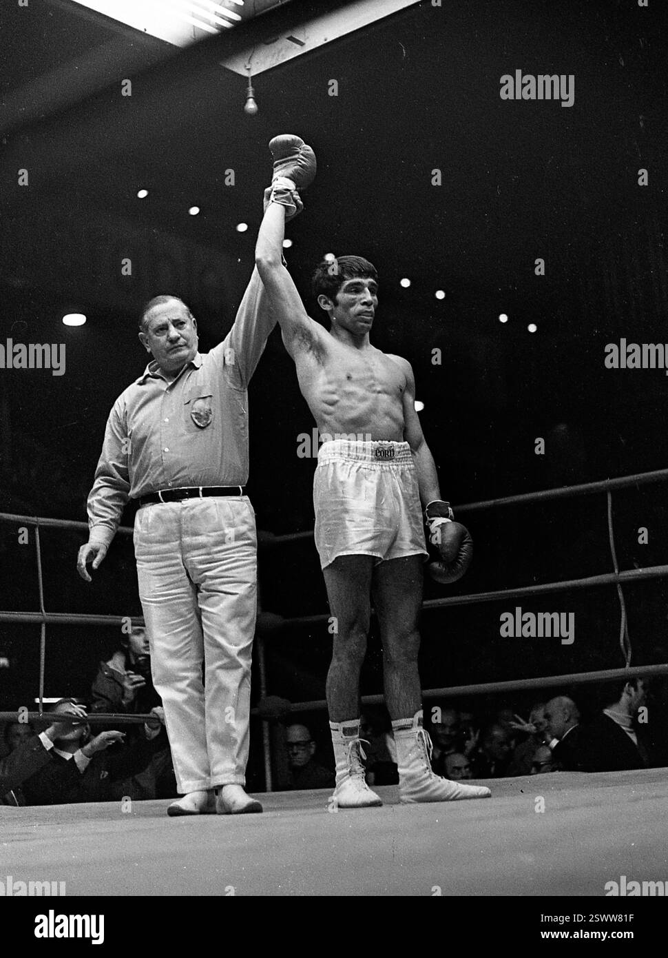 Argentine boxer Víctor Echegaray wins a match with Argentine boxer Juan ...