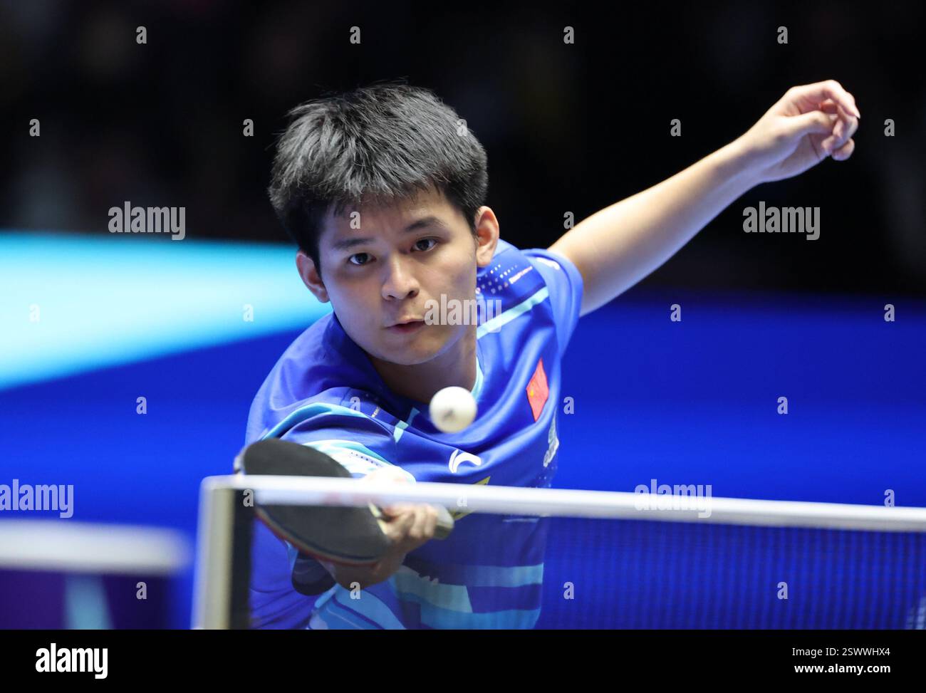 (250222) -- SHENZHEN, Feb. 22, 2025 (Xinhua) -- Lin Shidong hits a ...