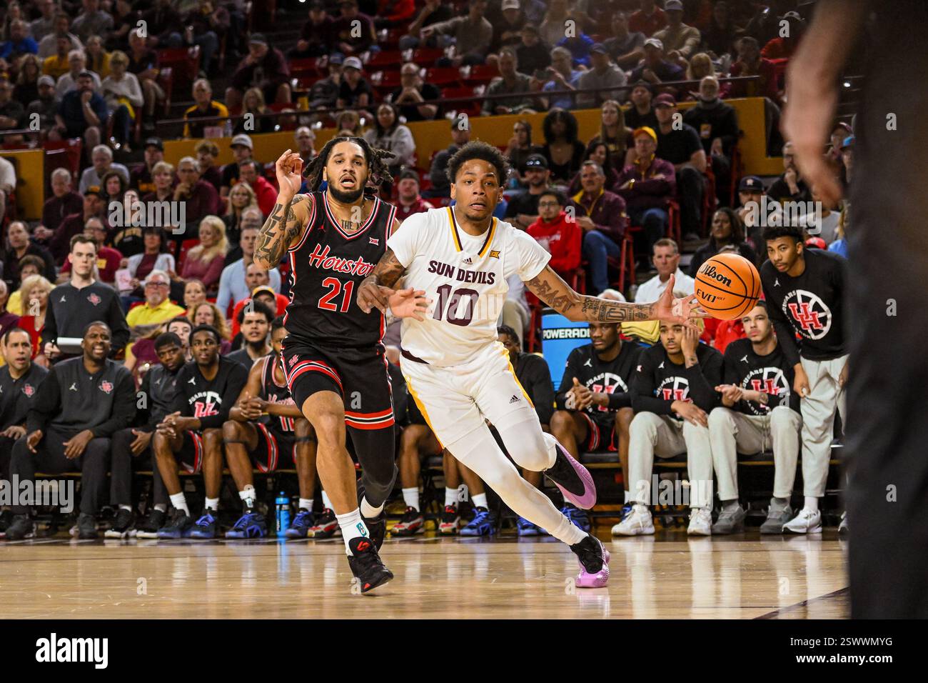 Arizona State Sun Devils guard BJ Freeman (10) drives toward the basket ...