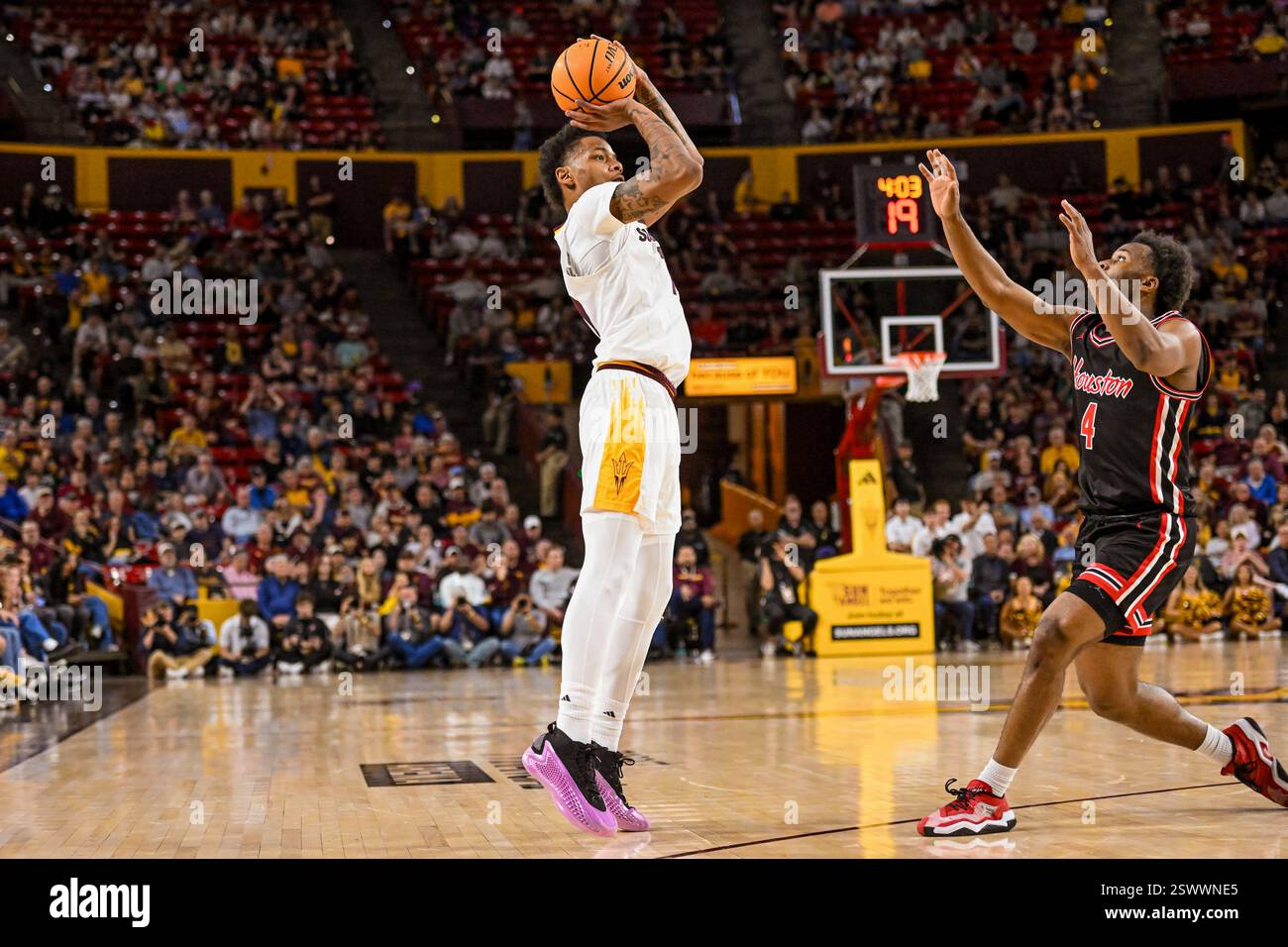 Arizona State Sun Devils guard BJ Freeman (10) attempts a shot in the ...