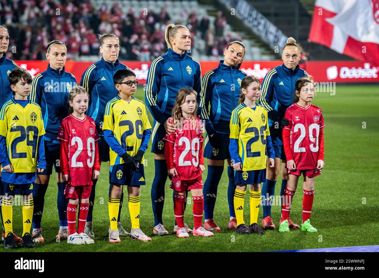 Odense, Denmark. 21st, February 2025. The players of Sweden line up for ...