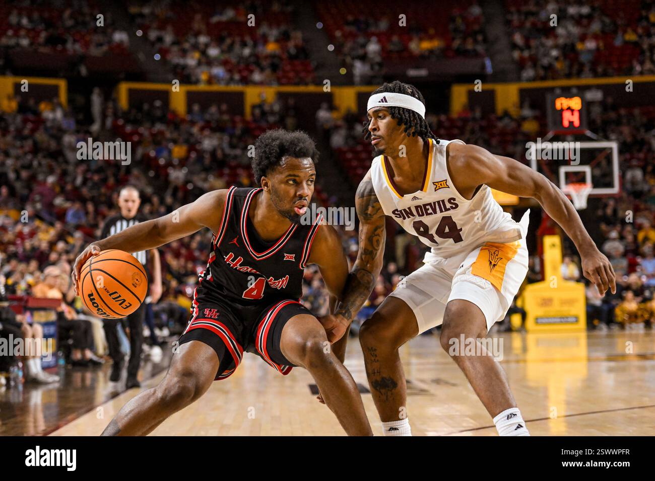 Houston Cougars guard L.J. Cryer (4) drives toward the basket in the ...