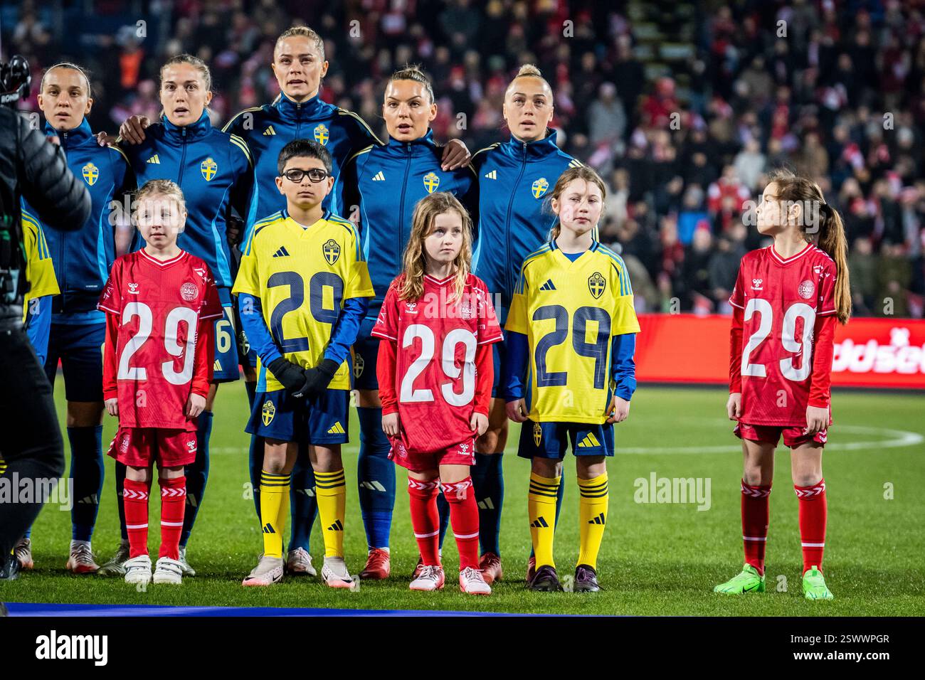 Odense, Denmark. 21st Feb, 2025. The players of Sweden line up for the ...