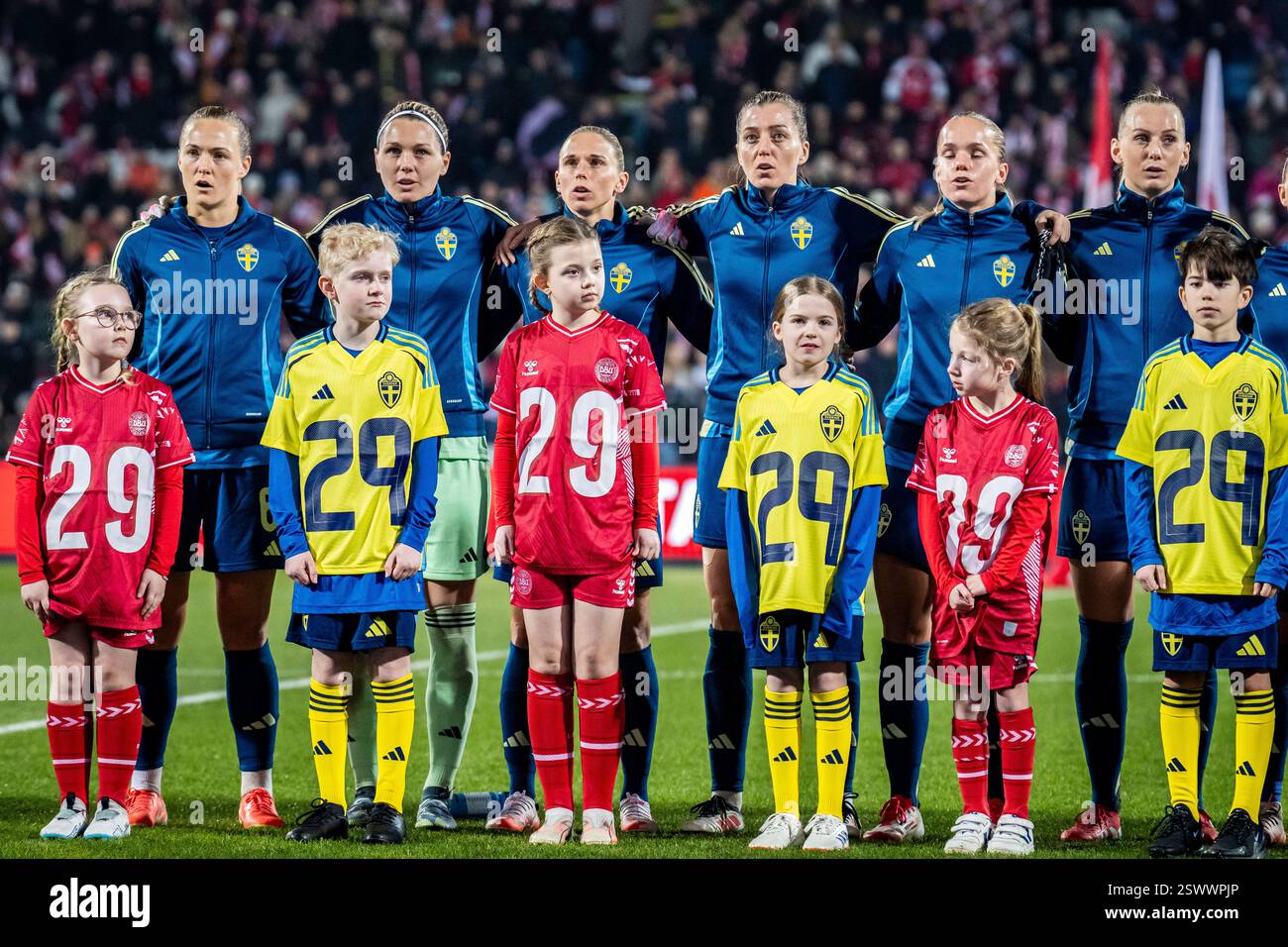 Odense, Denmark. 21st Feb, 2025. The players of Sweden line up for the ...