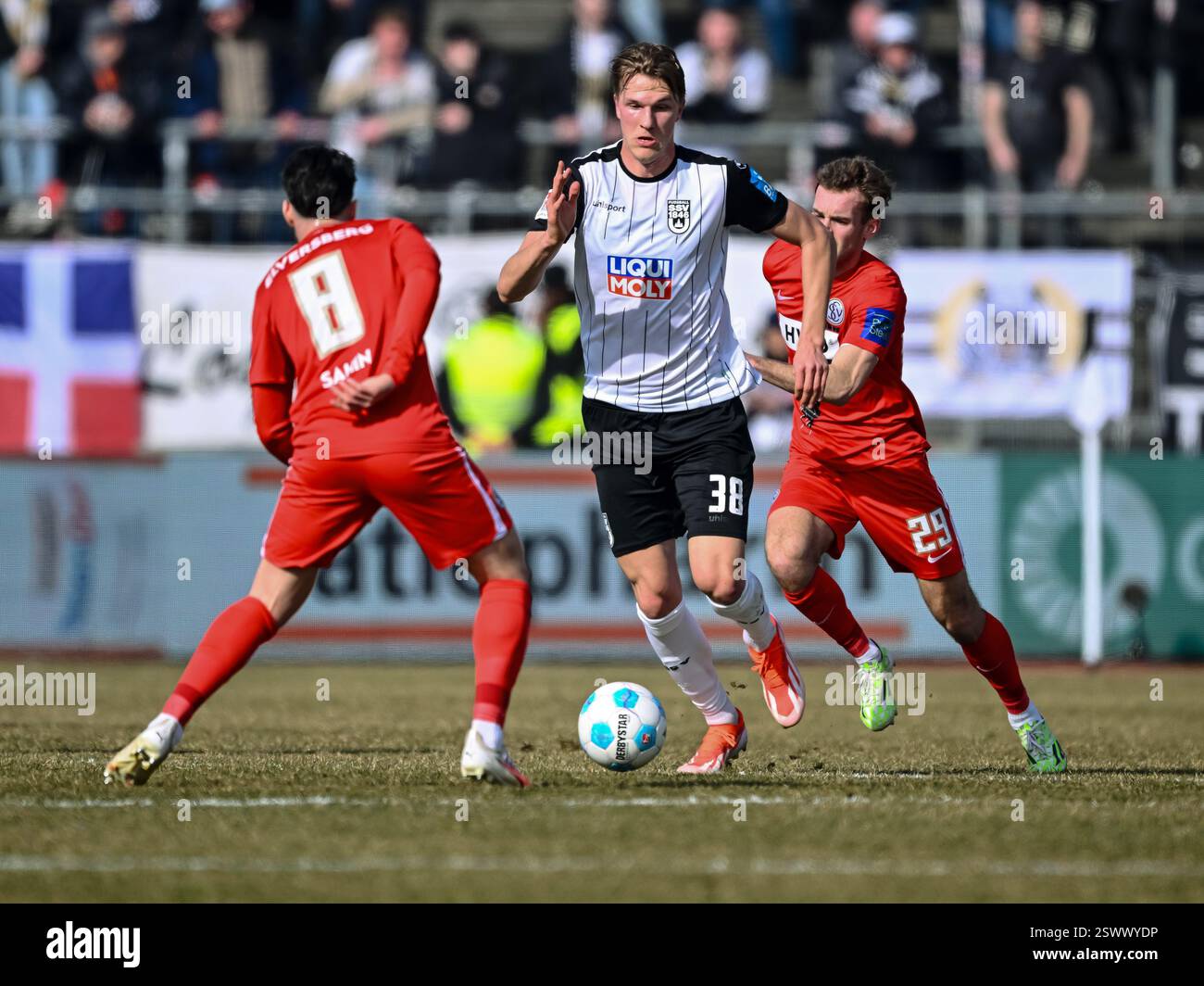 Ulm, Germany. 22nd Feb, 2025. Soccer: Bundesliga 2, SSV Ulm 1846 - SV ...