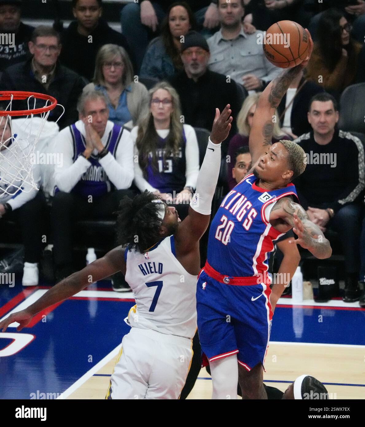 Sacramento, USA. 21st Feb, 2025. Markelle Fultz (R) of Sacramento Kings ...