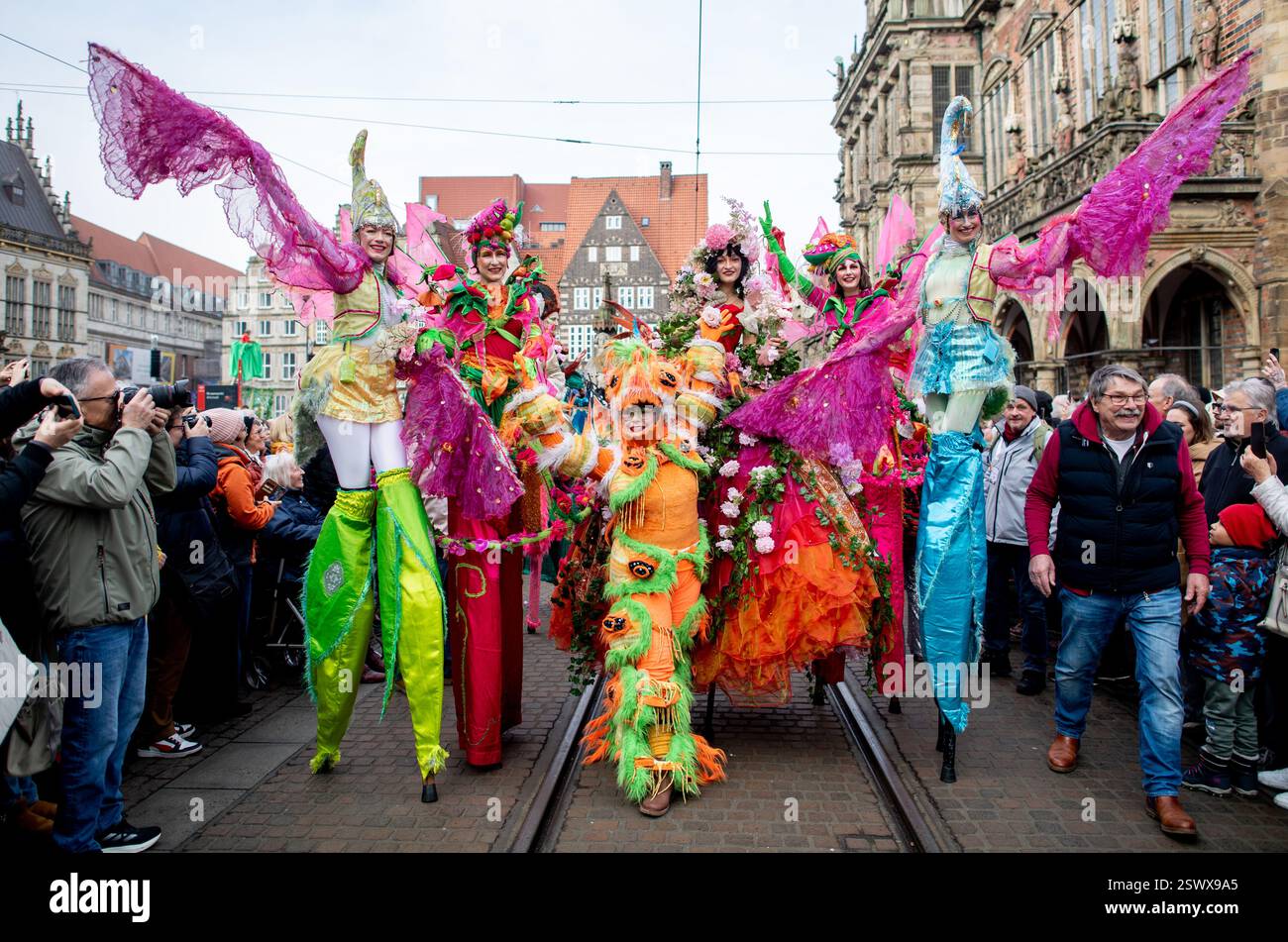 Bremen, Germany. 22nd Feb, 2025. Actors in colorful costumes parade ...