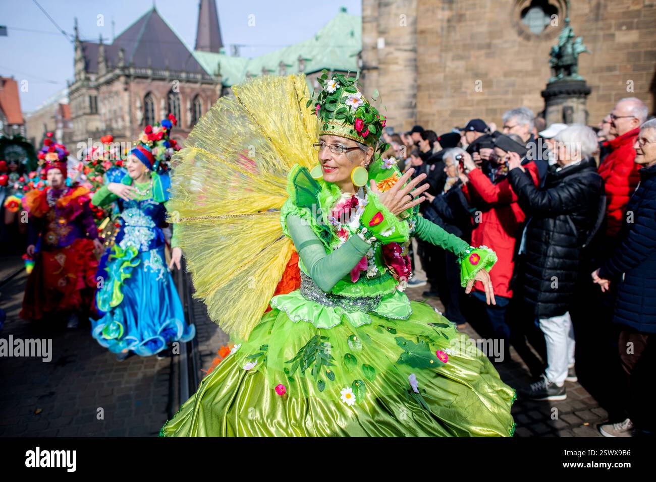 Bremen, Germany. 22nd Feb, 2025. Actors in colorful costumes parade ...