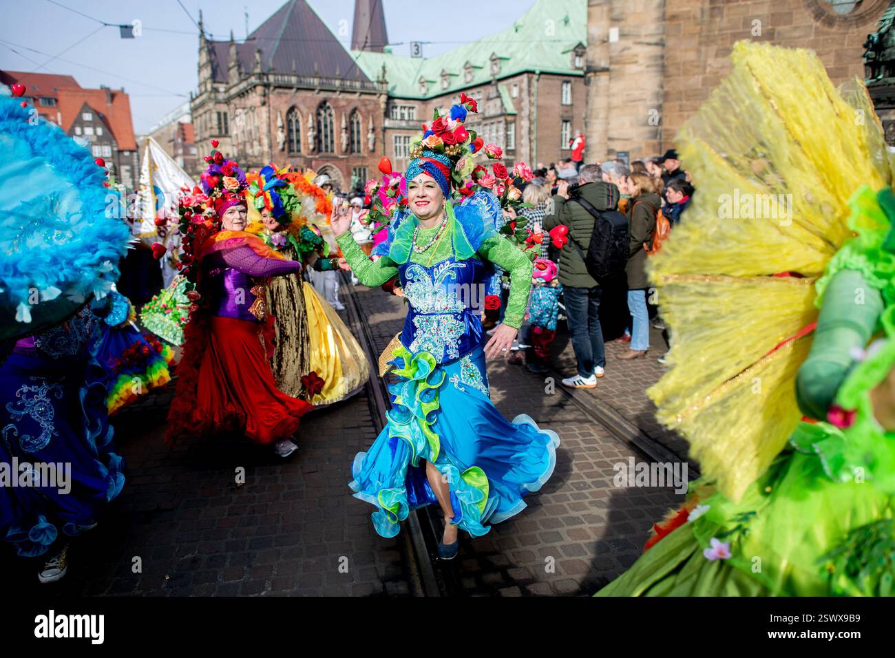 Bremen, Germany. 22nd Feb, 2025. Actors in colorful costumes parade ...