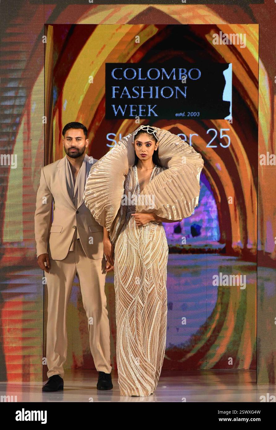 (250222) -- COLOMBO, Feb. 22, 2025 (Xinhua) -- Models present creations ...