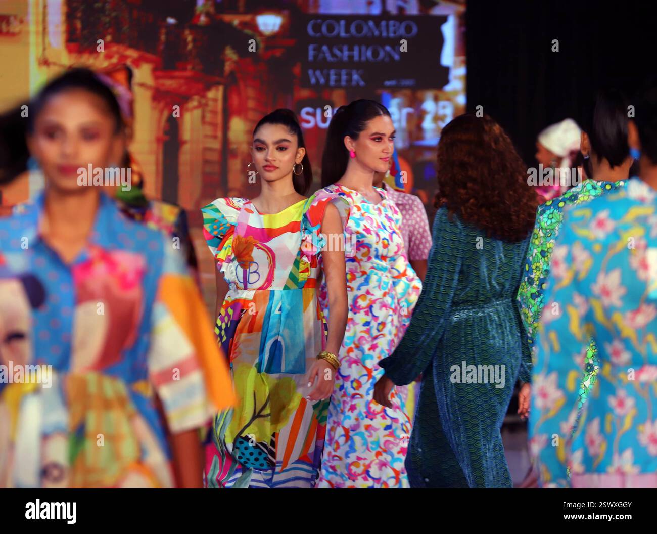 (250222) -- COLOMBO, Feb. 22, 2025 (Xinhua) -- Models present creations ...