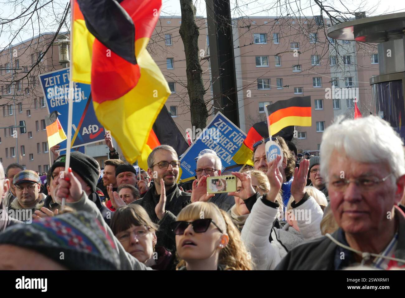 22.02.2025, Berlin - Deutschland. Wahlkampf der AfD in Hohenschönhausen ...