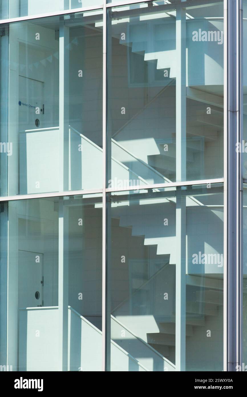Reflective doors hi-res stock photography and images - Alamy