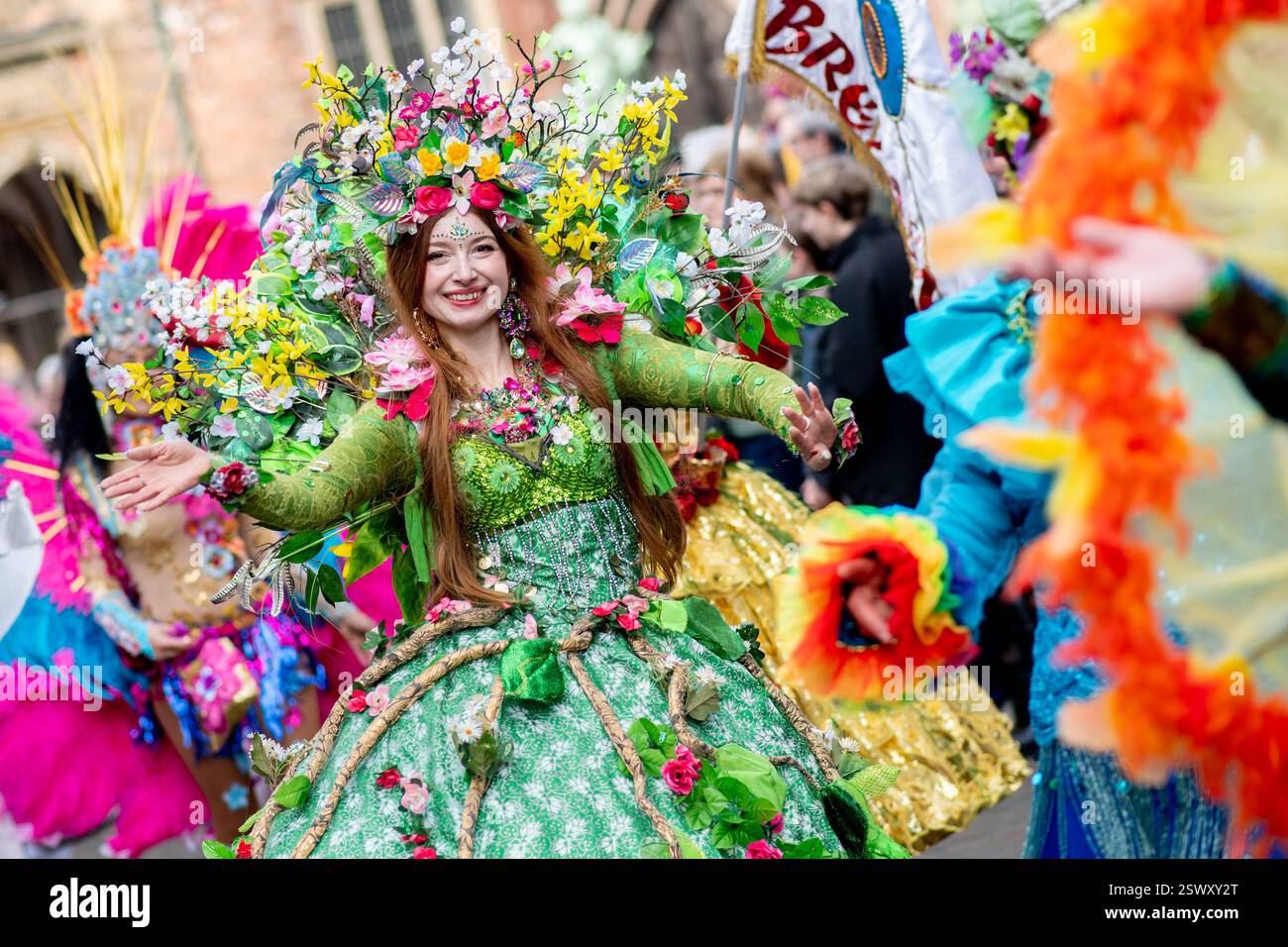 Bremen, Germany. 22nd Feb, 2025. Actors in colorful costumes parade ...