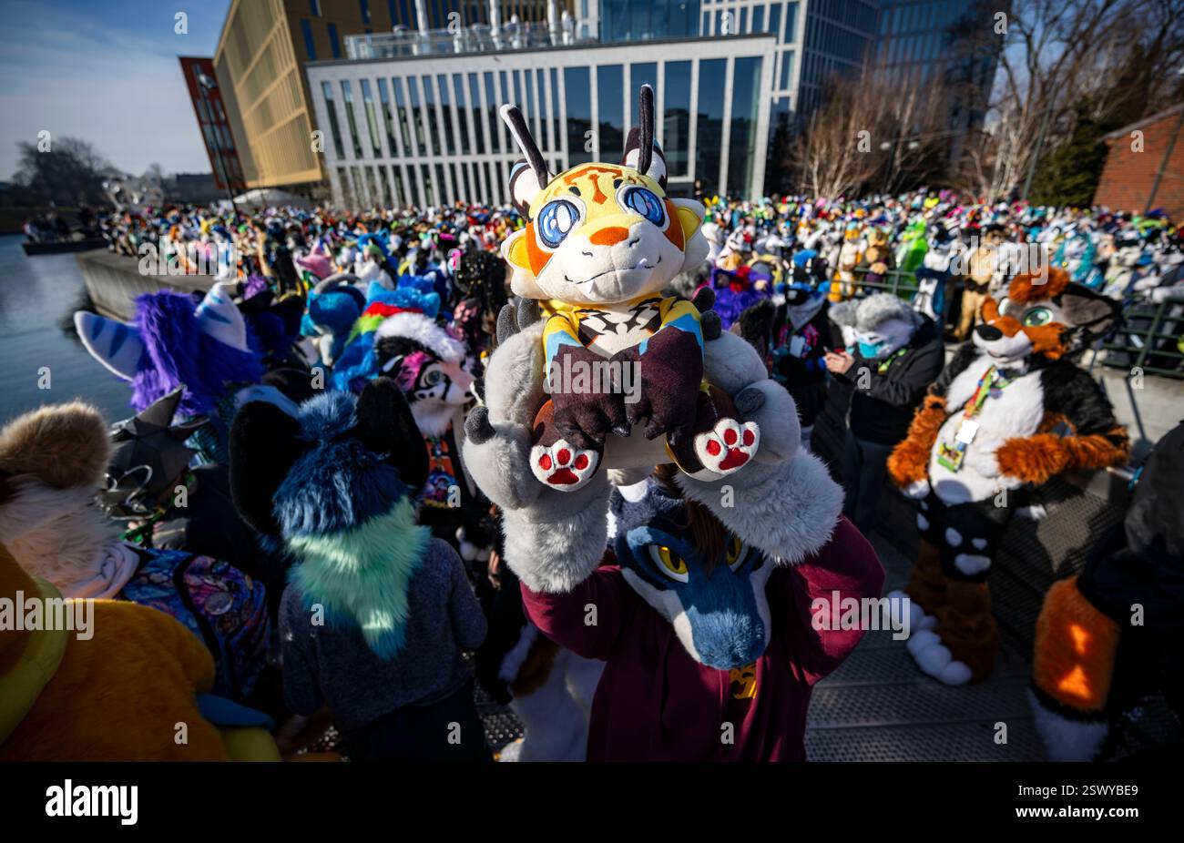 MALMÖ 2025-02-22 A fur-clad walk through Malmö in the spring sun on ...