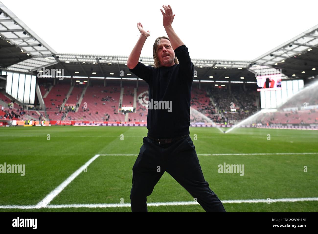 Mainz, Germany. 22nd Feb, 2025. Fussball 1. Bundesliga 23. Spieltag 1. FSV Mainz 05 - FC St ...