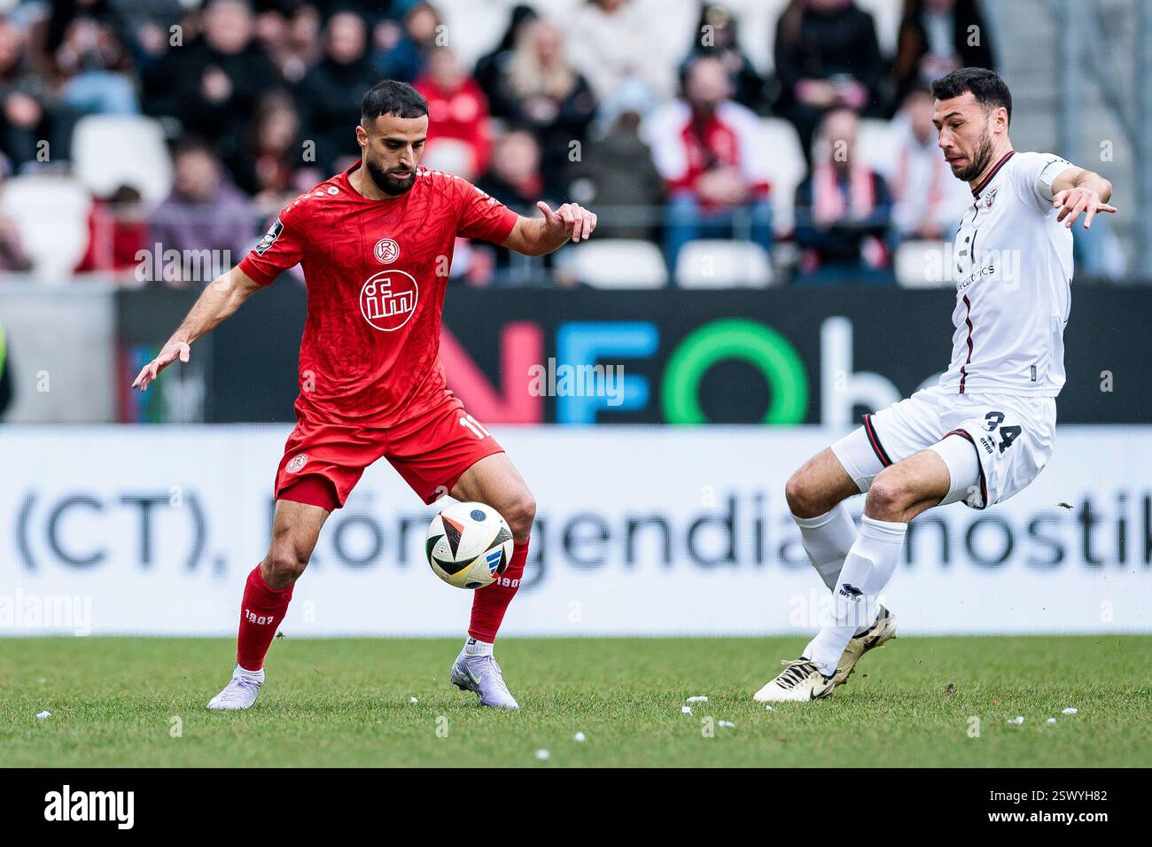 Essen, Deutschland. 22nd Feb, 2025. Zweikampf Ramien Safi (Rot-Weiss ...