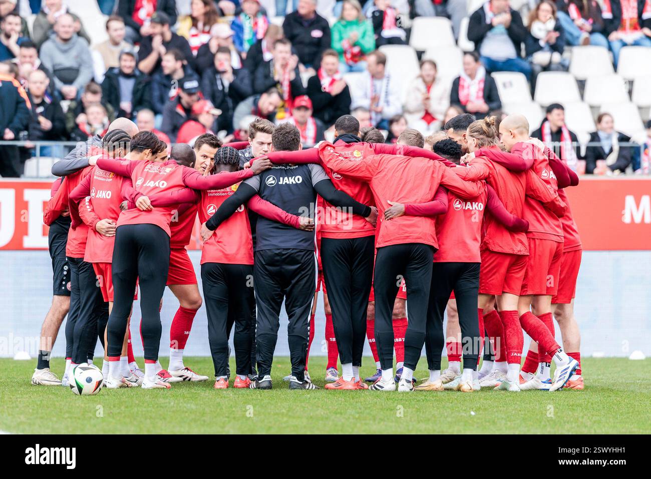 Essen, Deutschland. 22nd Feb, 2025. Teamkreis Rot-Weiss Essen 3. Liga ...