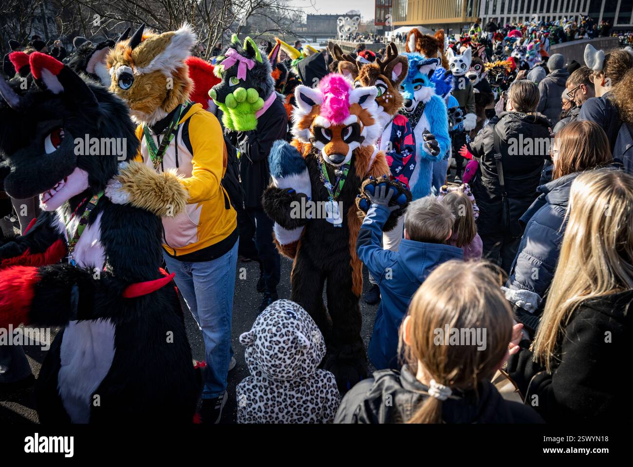 MALMÖ 2025-02-22 A fur-clad walk through Malmö in the spring sun on ...