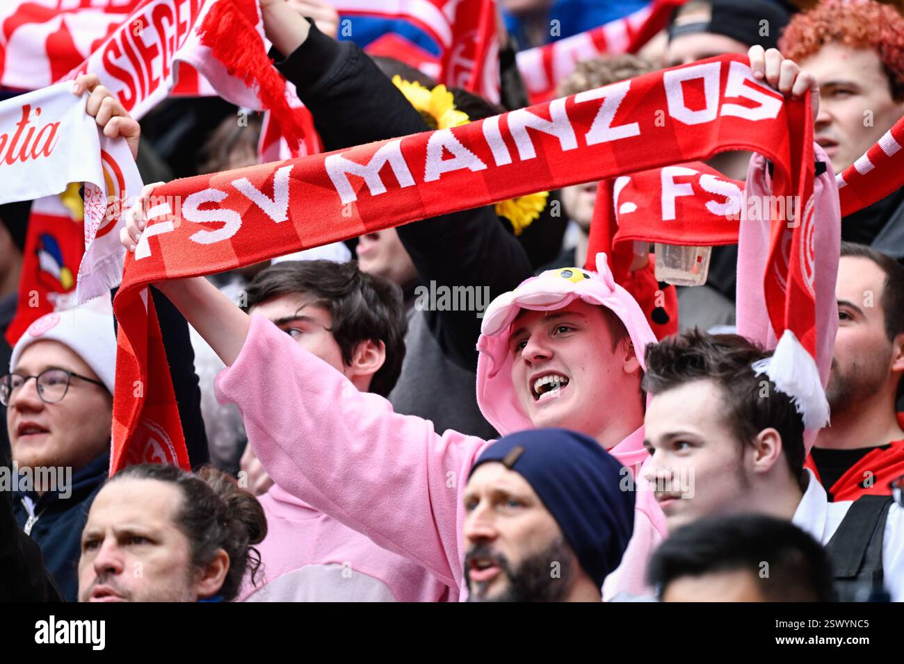 Mainz, Germany. 22nd Feb, 2025. Soccer: Bundesliga, FSV Mainz 05 - FC St. Pauli, Matchday 23 ...