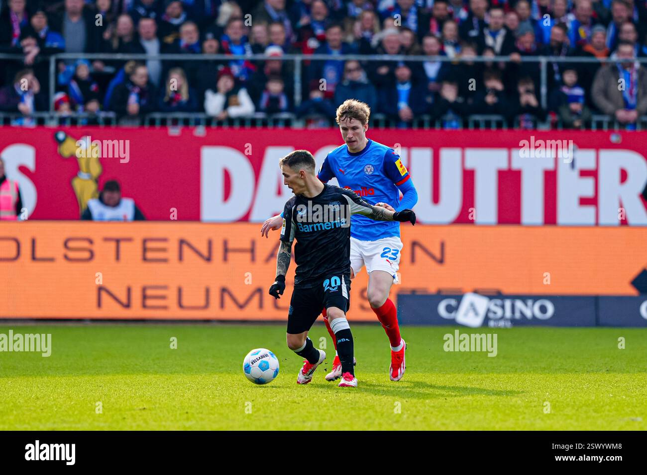 Kiel, Deutschland. 22nd Feb, 2025. Alejandro Grimaldo (Bayer 04 Leverkusen, #20), Lasse ...