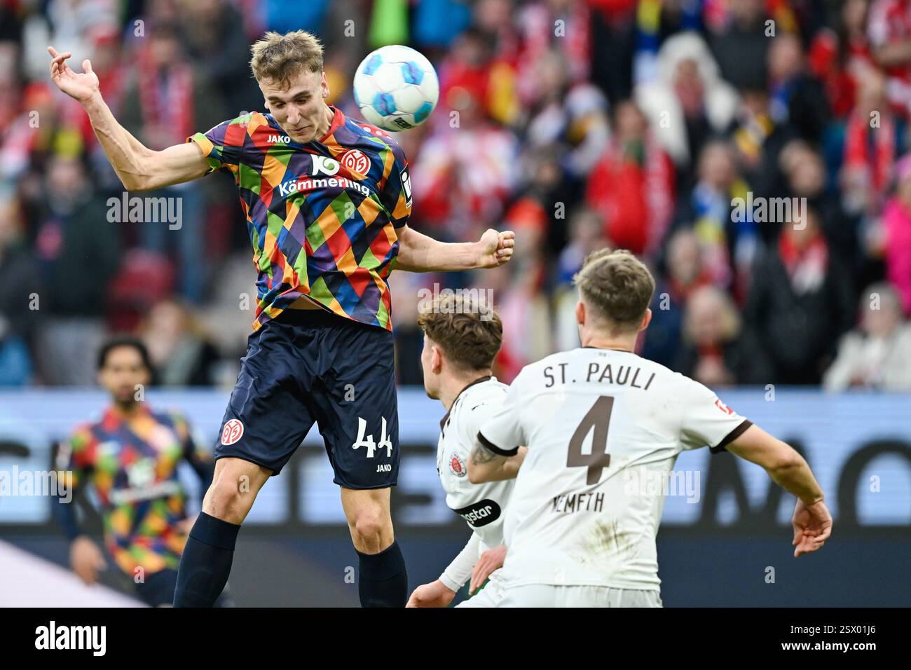 Mainz, Germany. 22nd Feb, 2025. Soccer: Bundesliga, FSV Mainz 05 - FC St. Pauli, Matchday 23 ...