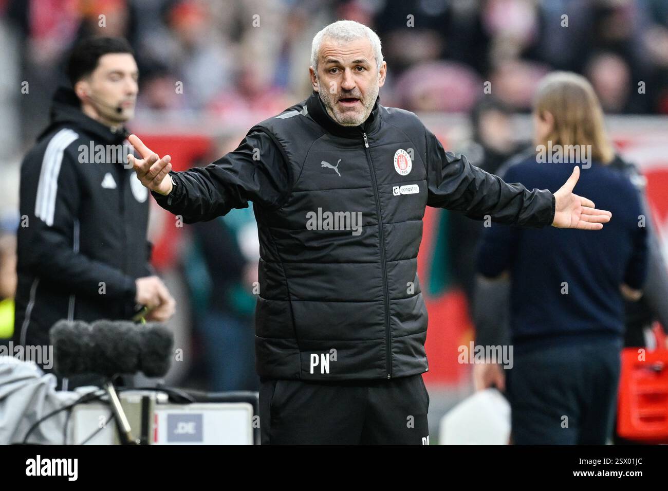 Mainz, Germany. 22nd Feb, 2025. Soccer: Bundesliga, FSV Mainz 05 - FC St. Pauli, Matchday 23 ...