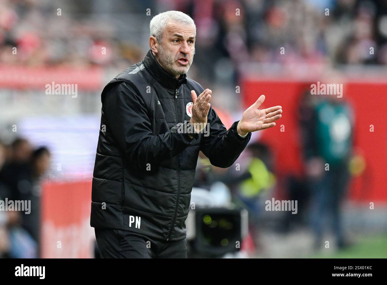 Mainz, Germany. 22nd Feb, 2025. Soccer: Bundesliga, FSV Mainz 05 - FC St. Pauli, Matchday 23 ...