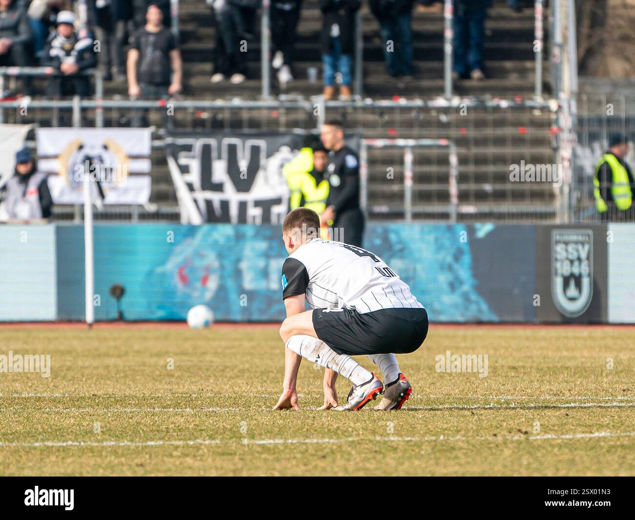 Ulm, Deutschland. 22nd Feb, 2025. Tom Gaal (SSV Ulm 1846, #04) schaut ...