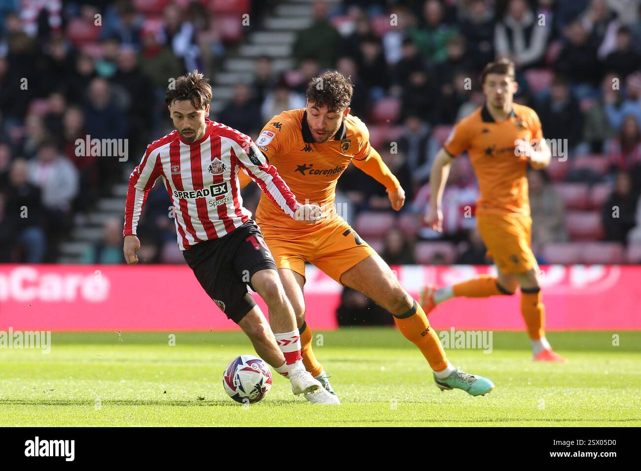 Sunderland's Patrick Roberts under pressure from Hull City's Matt ...