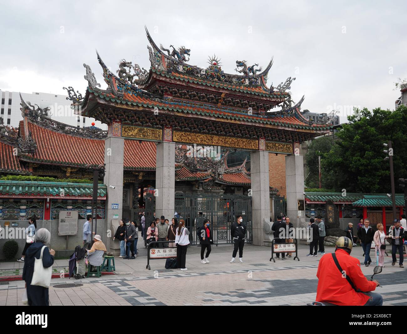 The entrance of the Longshan Temple in Taipei Stock Photo - Alamy
