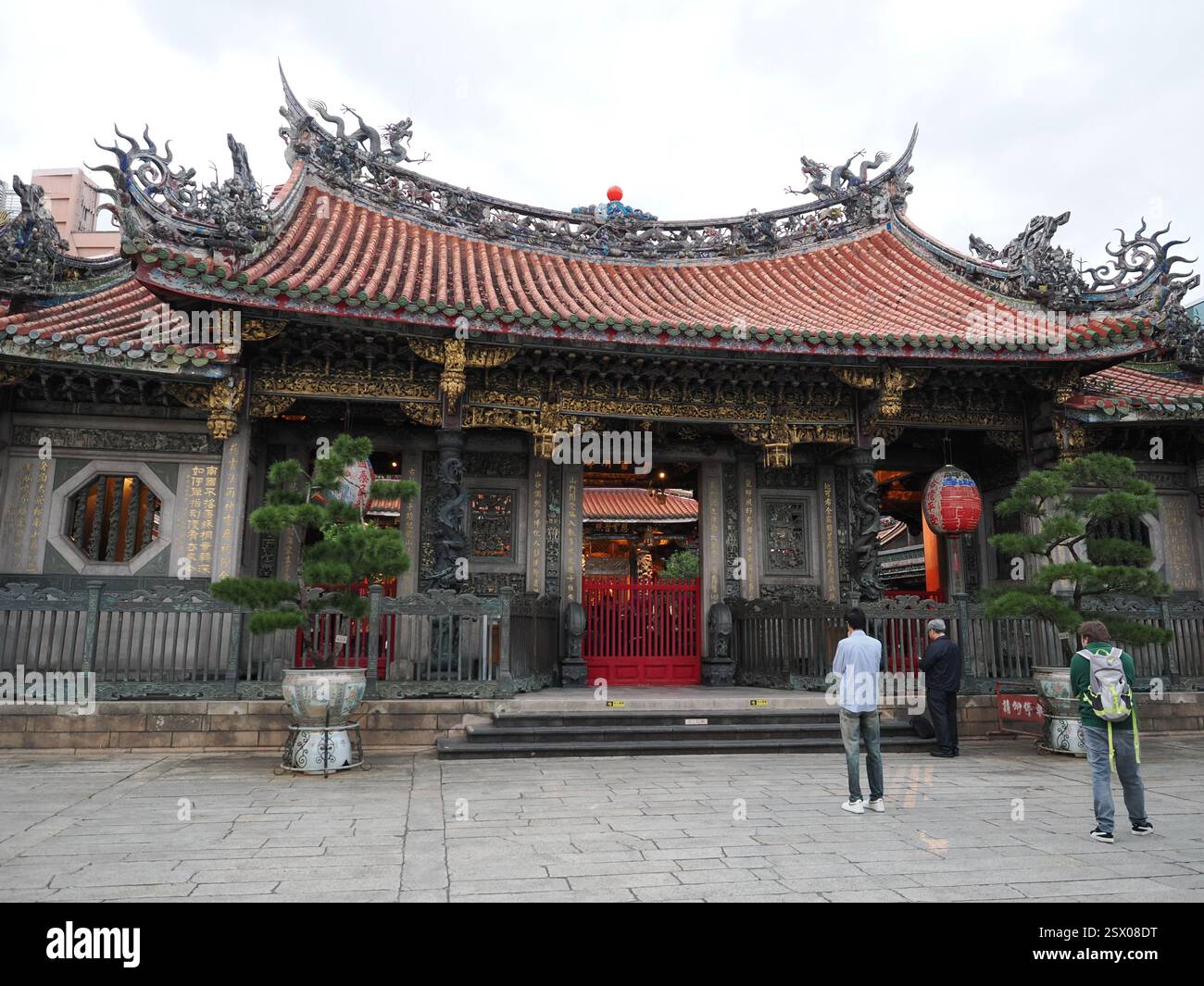 The entrance of the Longshan Temple in Taipei Stock Photo - Alamy