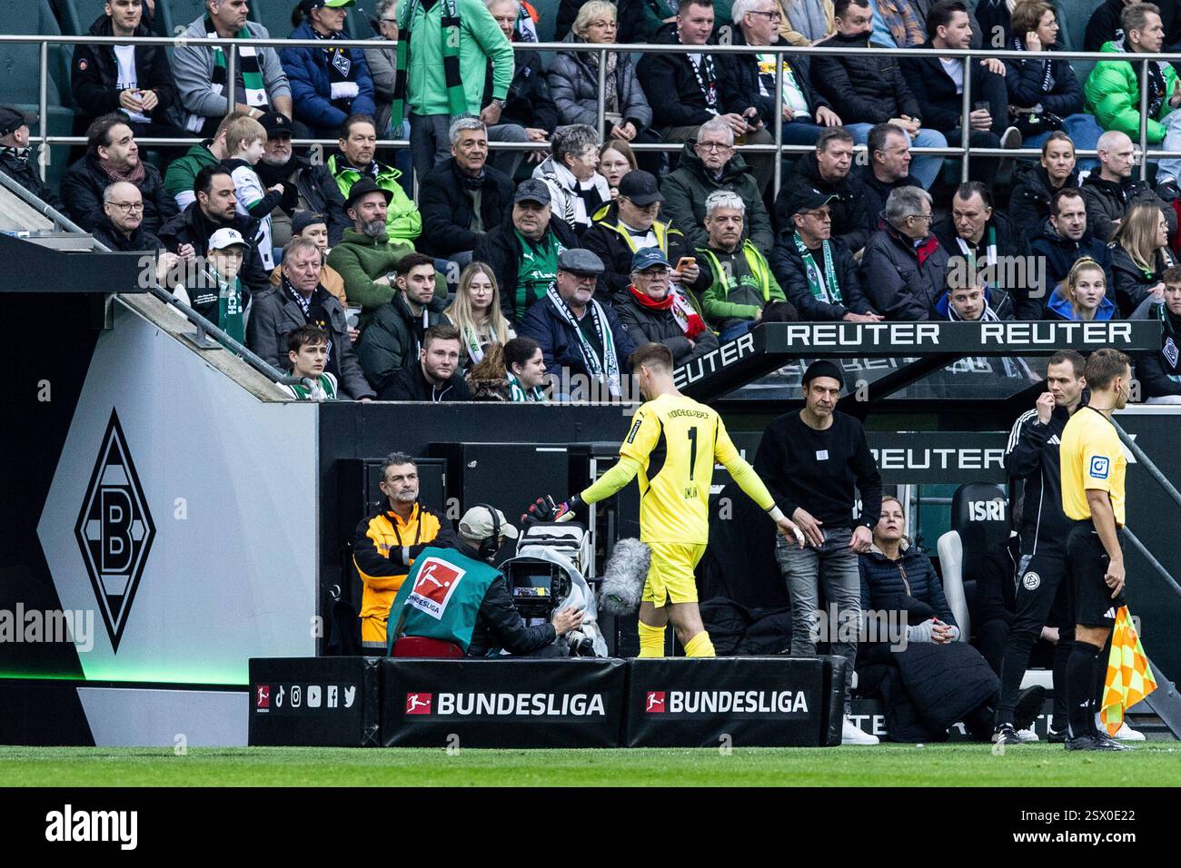 Jonas Omlin (Borussia M?nchengladbach, 1) verl?sst Spielfeld, rote Karte. 1. Fu?ball Bundesliga ...