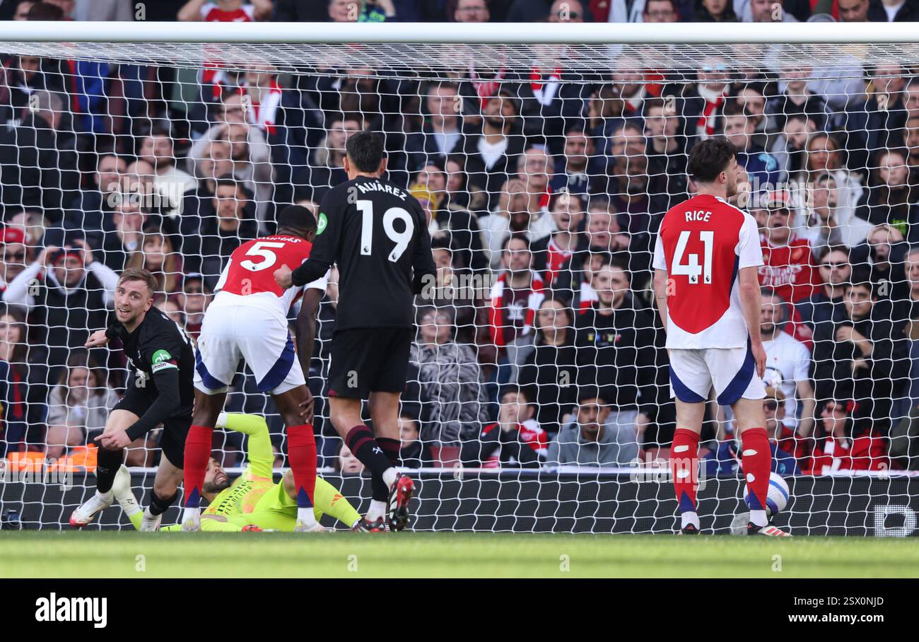 Jarrod Bowen (WHU) scores the first West ham goal (0-1) at the Arsenal ...