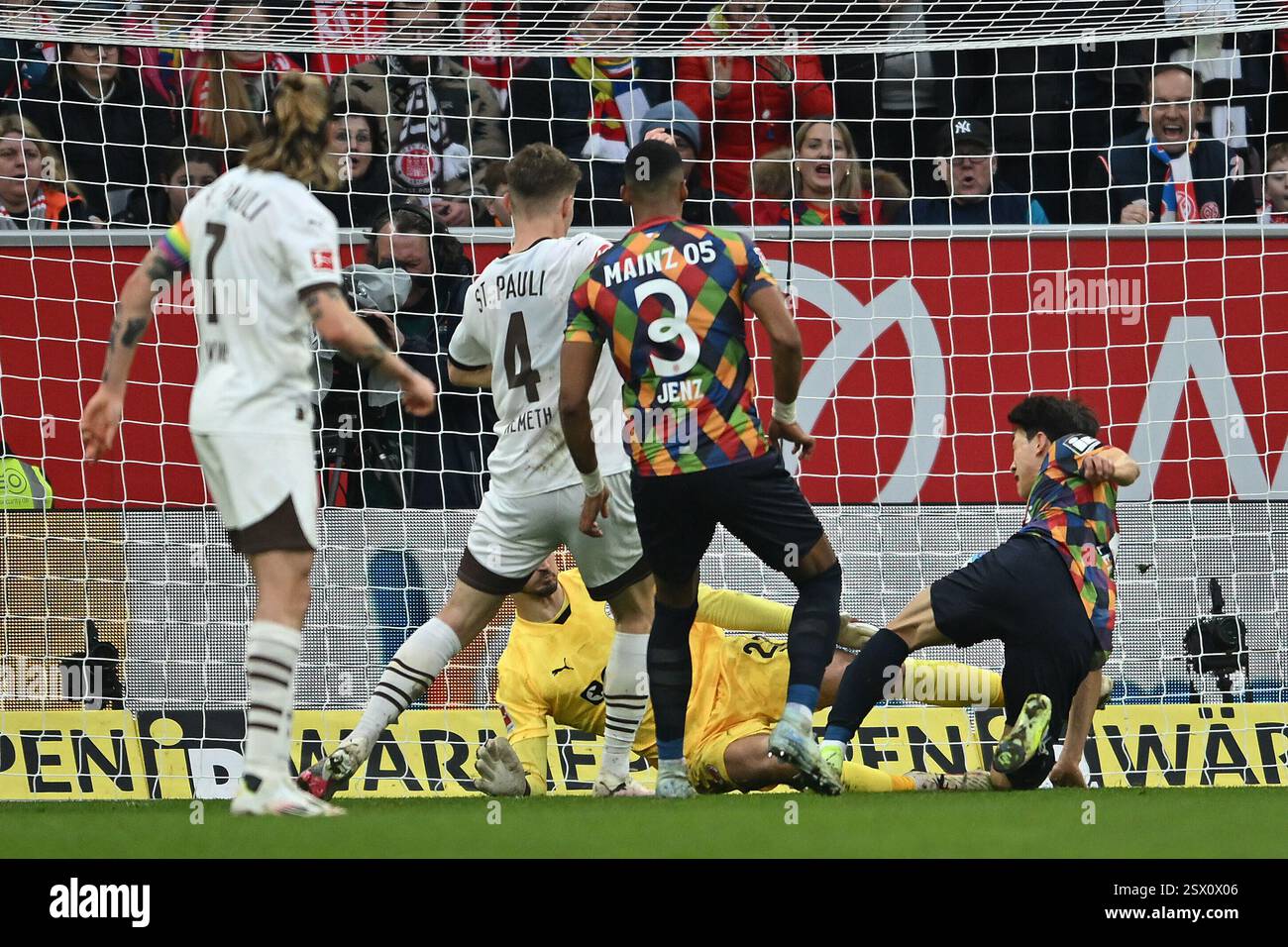 Mainz, Germany. 22nd Feb, 2025. Fussball 1. Bundesliga 23. Spieltag 1. FSV Mainz 05 - FC St ...