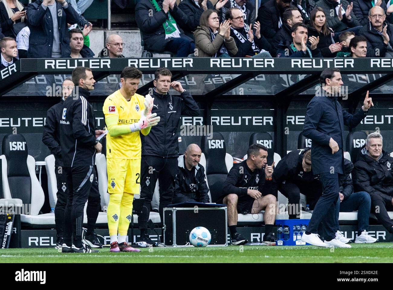 Tobias Sippel (Borussia M?nchengladbach, 21) kommt auf den Spielfeld, nach der Jonas Omlin ...
