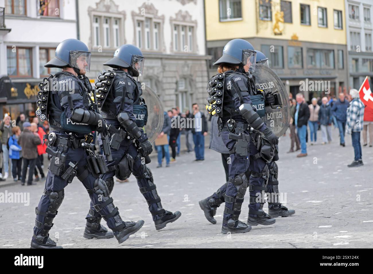 Die Schweizer Polizei sichert die bewilligte Demonstration gegen Alice ...