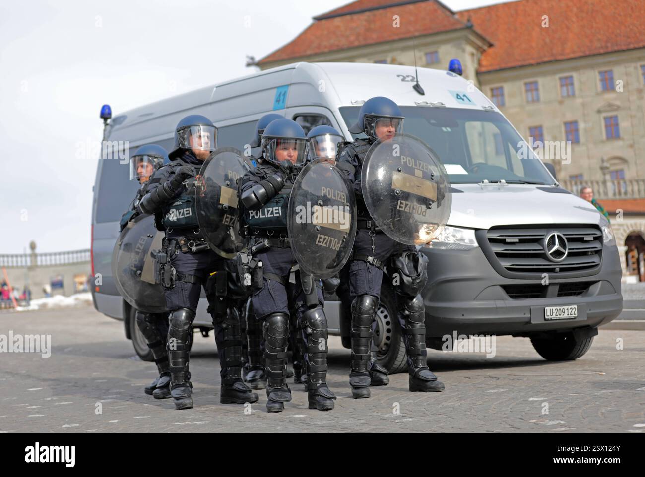 Die Schweizer Polizei sichert die bewilligte Demonstration gegen Alice ...