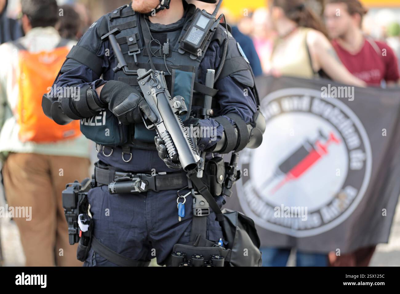 Die Schweizer Polizei sichert die bewilligte Demonstration gegen Alice ...