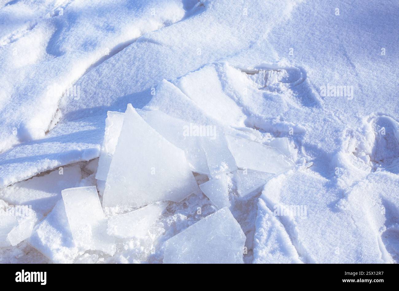 Natural snow texture. The surface of the snow crust. Snowy ground Stock ...