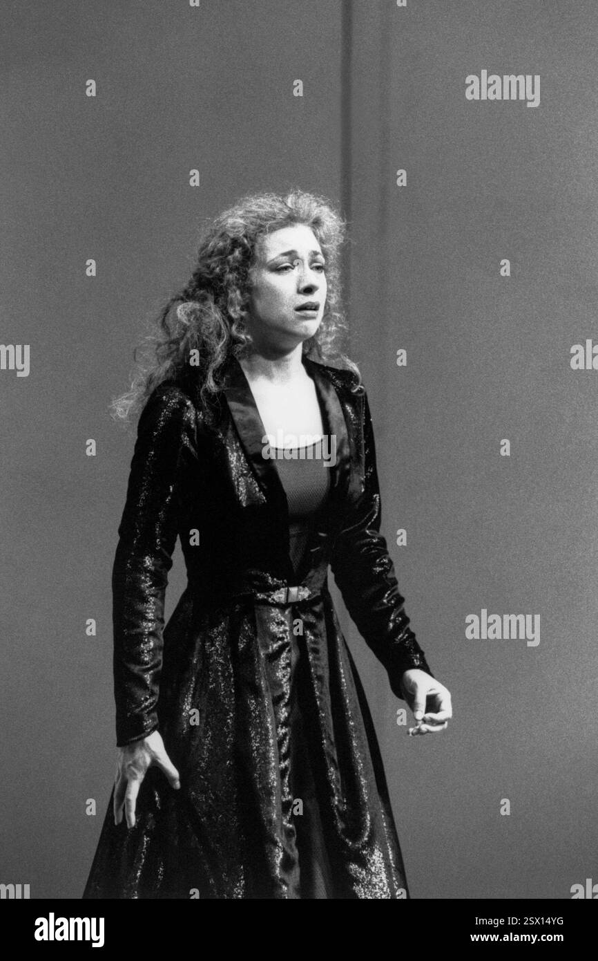Alex Kingston (Cordelia) in KING LEAR by Shakespeare at the Royal ...