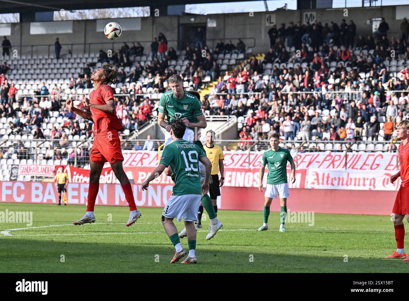 Muenchen, Deutschland. 22nd Feb, 2025. in dieser Szene verlaengert Jonah Daniel KUSI-ASARE (FC ...