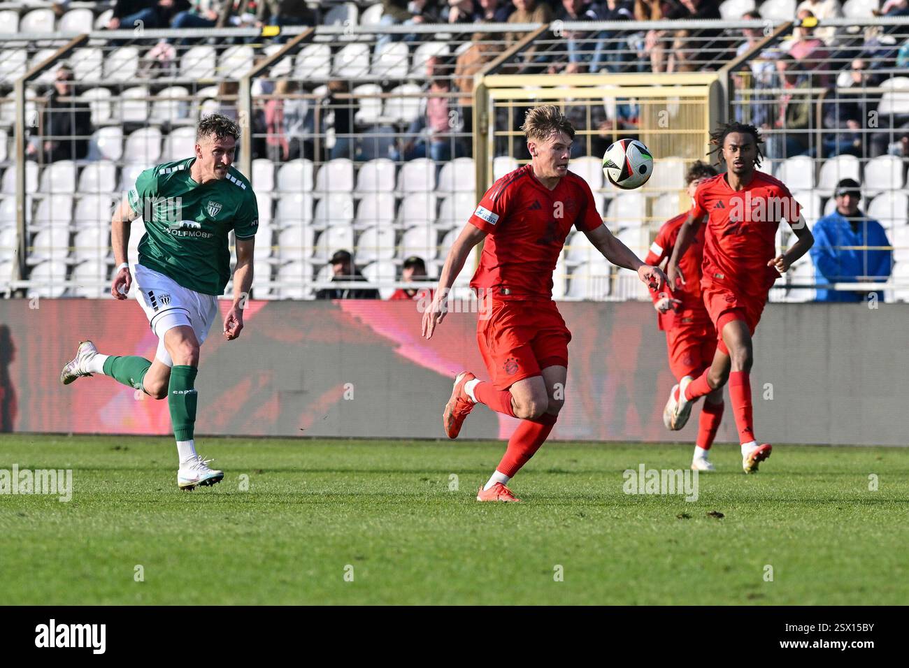 im Laufduell Thomas MEISSNER (FC SChweinfurt 8) und Samuel UNSOELD (FC ...