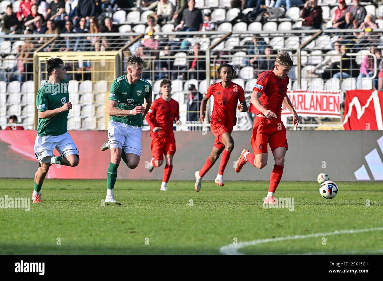 im Laufduell Thomas MEISSNER (FC SChweinfurt 8) und Samuel UNSOELD (FC ...
