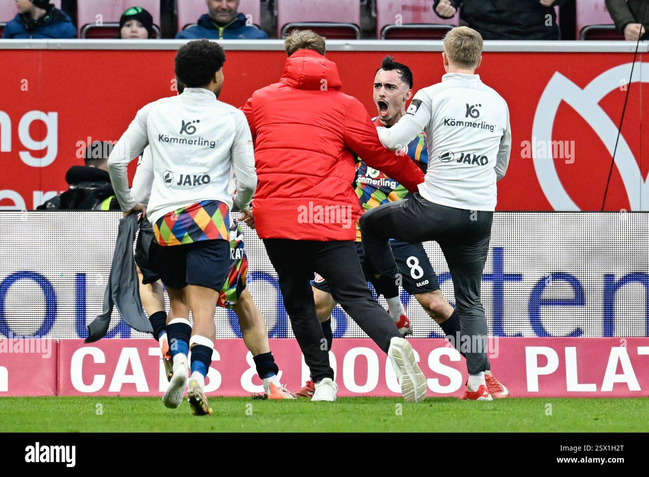 Mainz, Germany. 22nd Feb, 2025. Soccer: Bundesliga, FSV Mainz 05 - FC St. Pauli, Matchday 23 ...