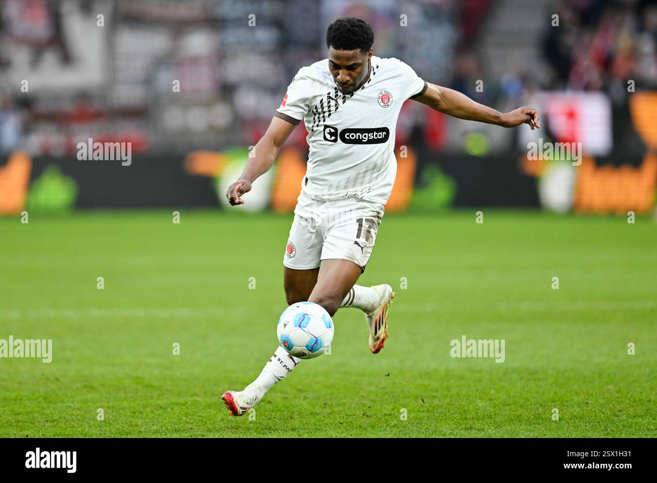 Mainz, Germany. 22nd Feb, 2025. Soccer: Bundesliga, FSV Mainz 05 - FC St. Pauli, Matchday 23 ...