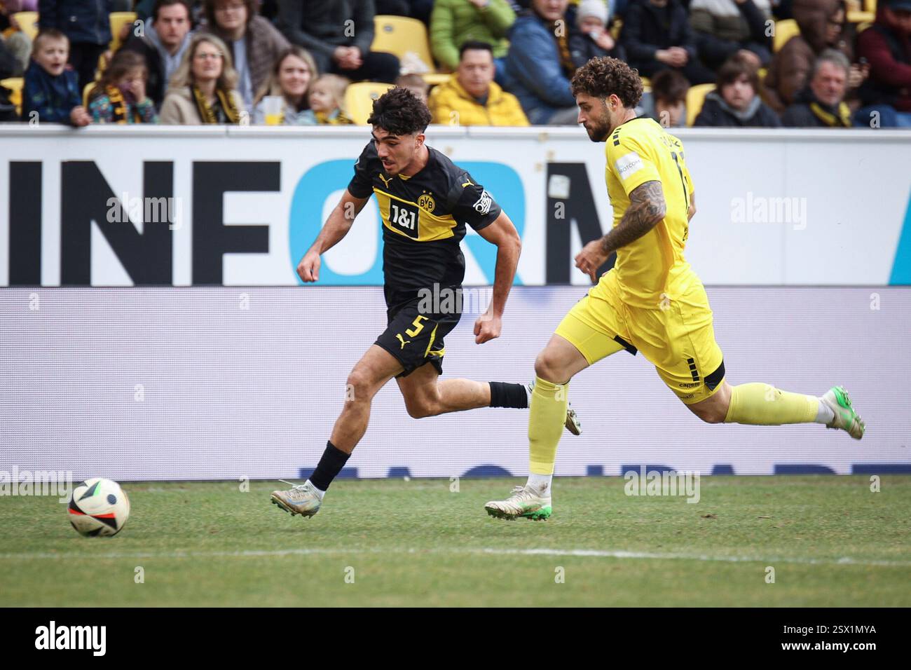 Aachen, Deutschland. 22nd Feb, 2025. Laufduell: Antonio Foti (Borussia Dortmund II #5) und Jan ...