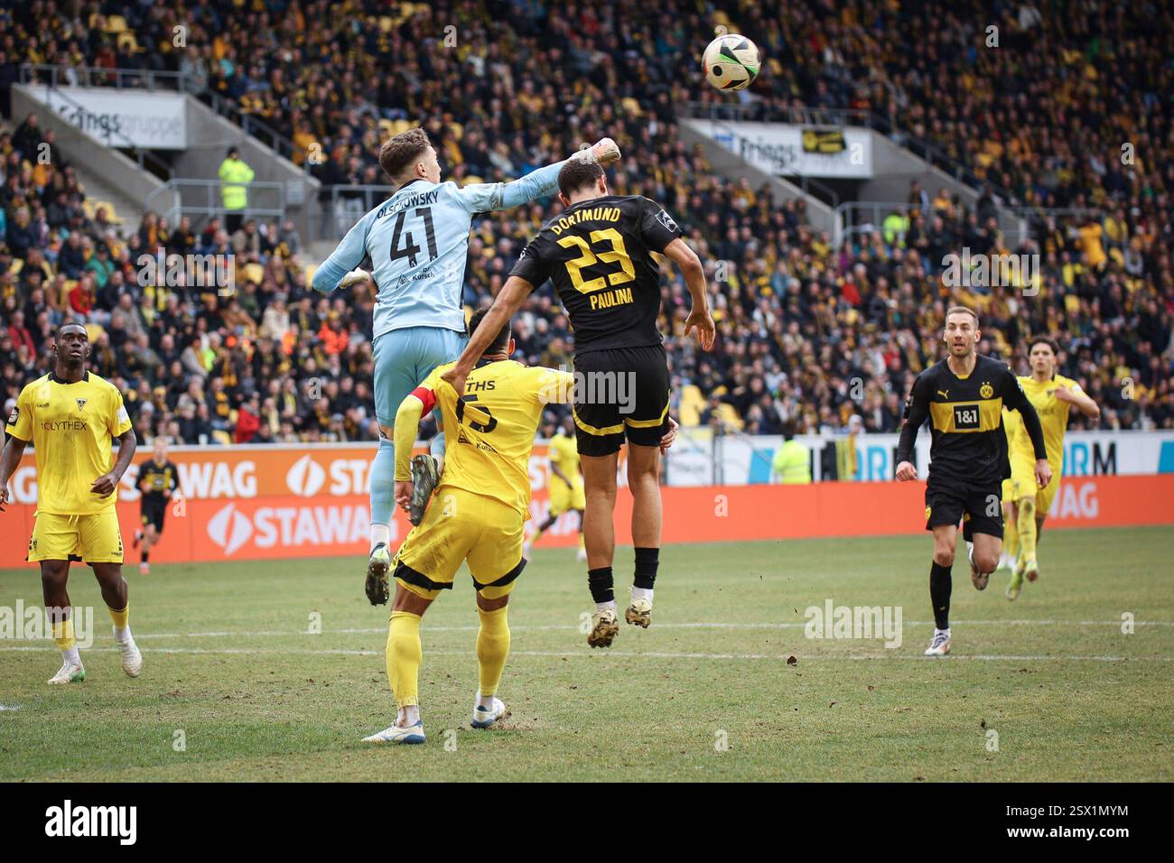 Aachen, Deutschland. 22nd Feb, 2025. Jan Olschowsky (Alemannia Aachen #41) kl?rt vor Jordi ...