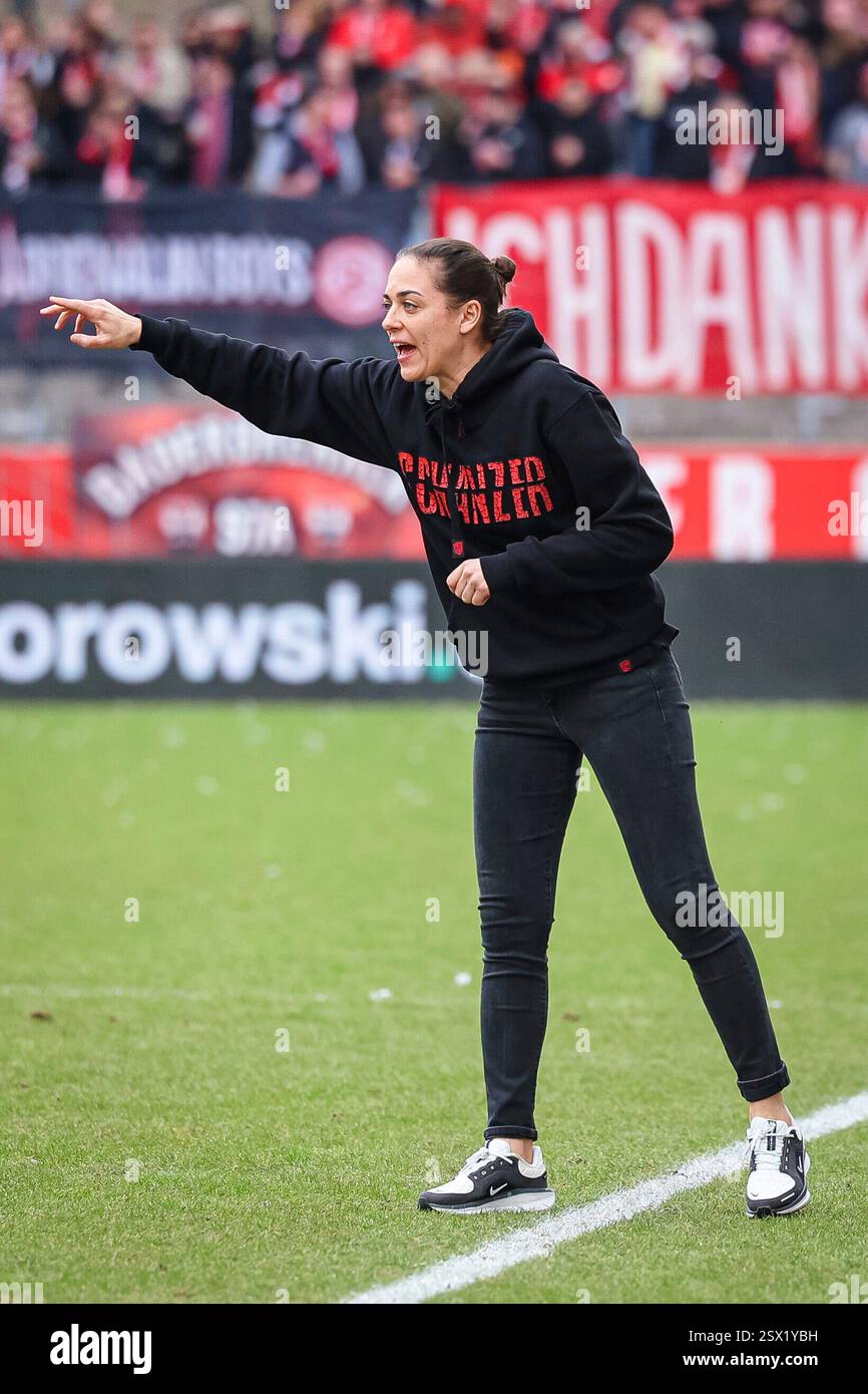Sabrina Wittmann in Aktion am Spielfeldrand (Cheftrainerin Ingolstadt ...