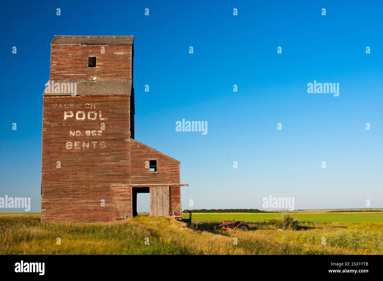 Large, old grain silo with the words "Pool" and "No. 992 Bent" painted ...